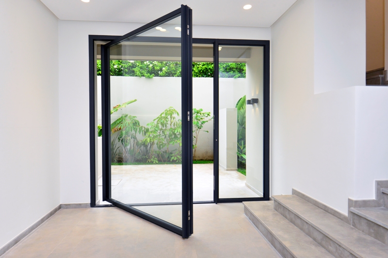 Versatility of the iFRAME system-minimalist frameless pivot doors - iFrame